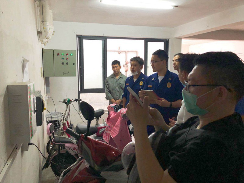拱墅大队陪同支队执法人员现场考察电瓶车智能充电桩试点工作