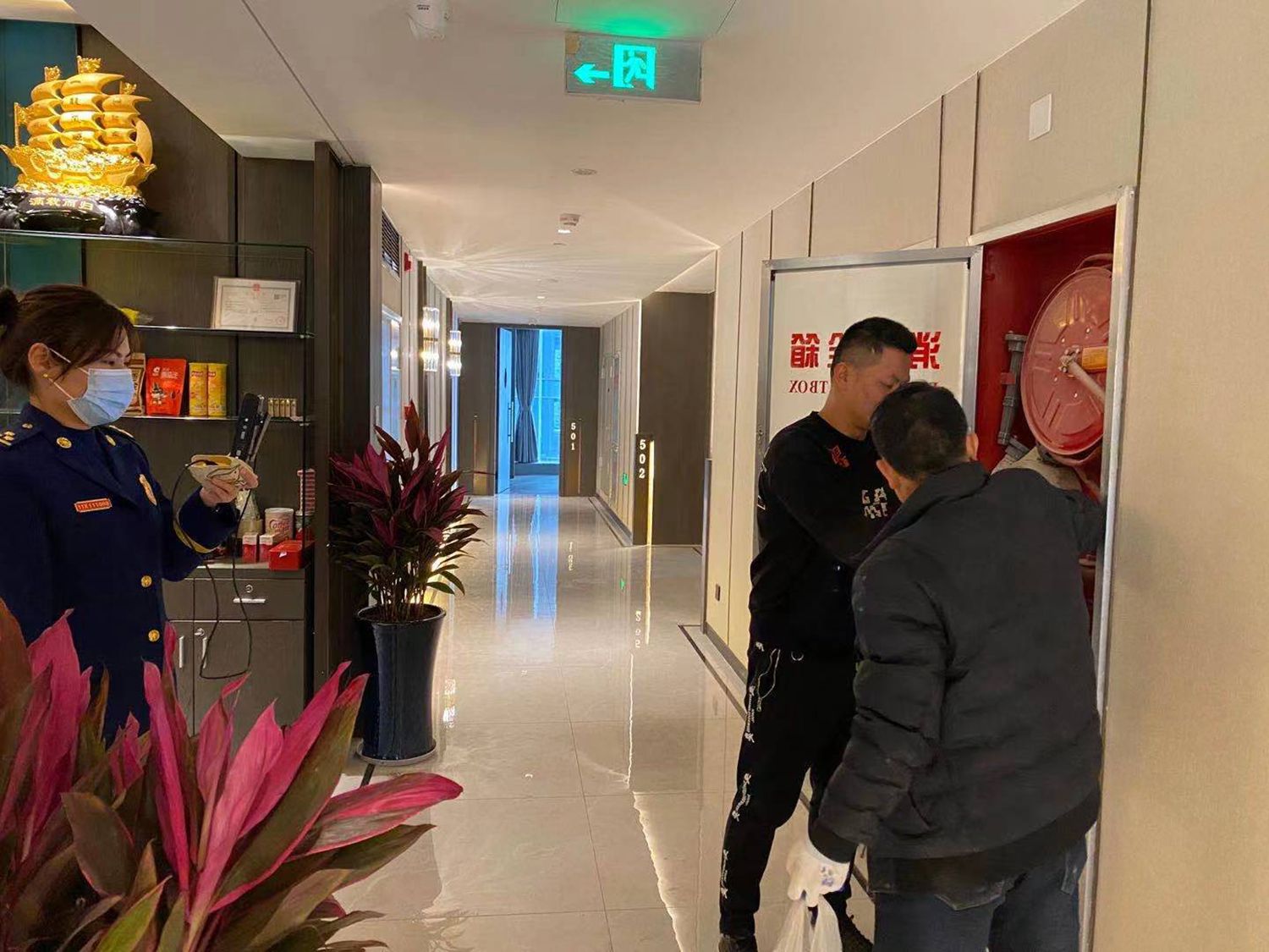 拱墅大队深入辖区人员密集场所开展开业前消防安全检查